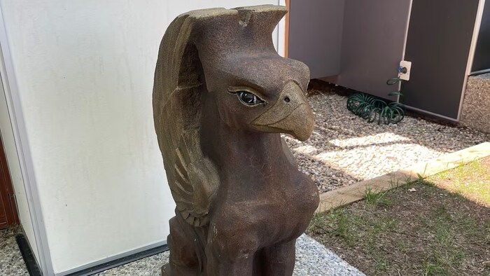 Un couple de Calgary retrouve une statue de griffon de 136 kilos qui ...