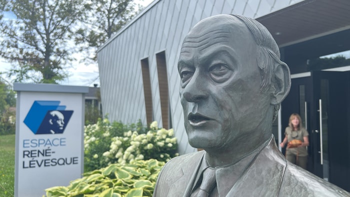 New Carlisle célèbre le 100e anniversaire de naissance de René Lévesque | Radio-Canada