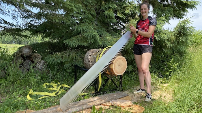 Une athlète de Brigham s’illustre en bûcheronnage sportif | Radio-Canada