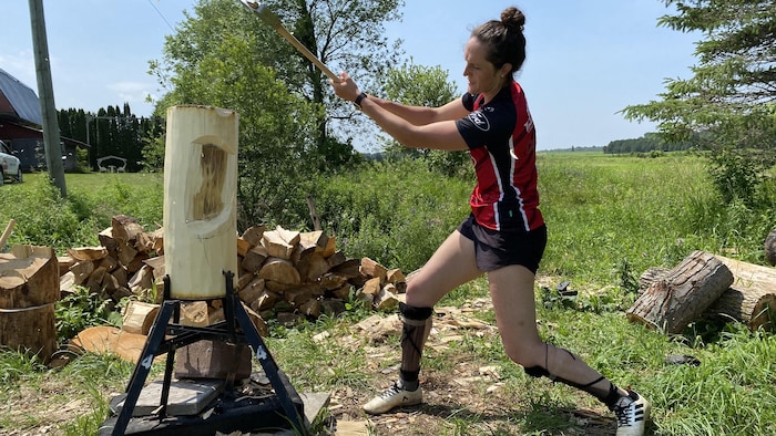 Une athlète de Brigham s’illustre en bûcheronnage sportif | Radio-Canada