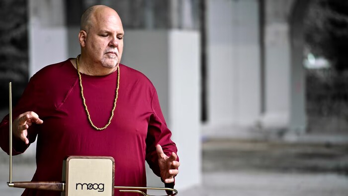 D’un geste de la main, une légende du punk rock vancouvérois devient Theremin Man | Radio-Canada