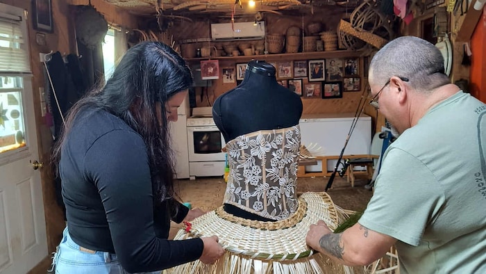 De la haute couture hors norme pour deux Gaspésiens | Radio-Canada