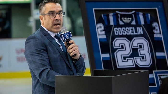 Le chandail numéro 23 de Steve Gosselin retiré par les Saguenéens ...
