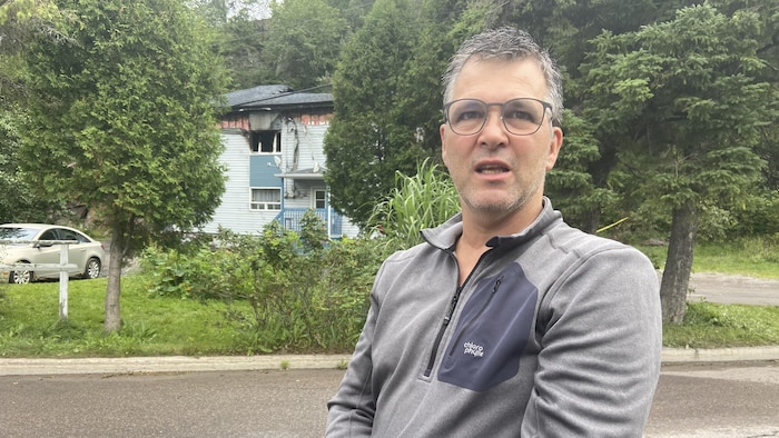 Un bon samaritain extirpe trois personnes d’un immeuble en flammes à ...