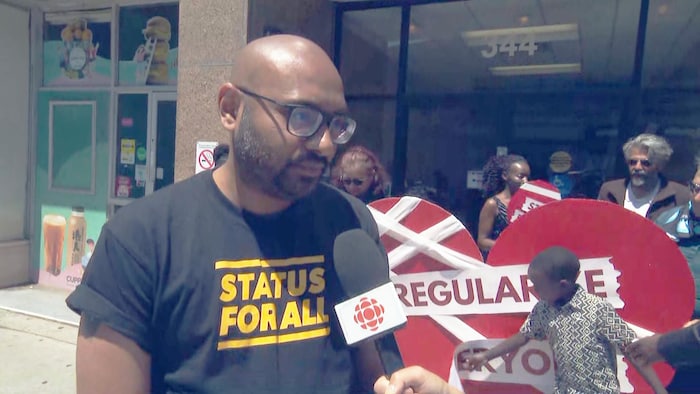 Des papiers pour les sans-papiers? Le ministre de l’Immigration est en ...