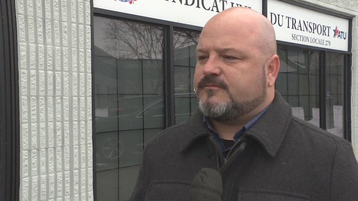 Problèmes du train léger : des usagers frustrés s'en prennent aux ...