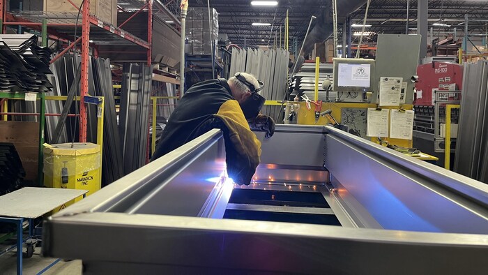 Le fabricant de cercueils d’acier qui ne veut pas mourir | Radio-Canada
