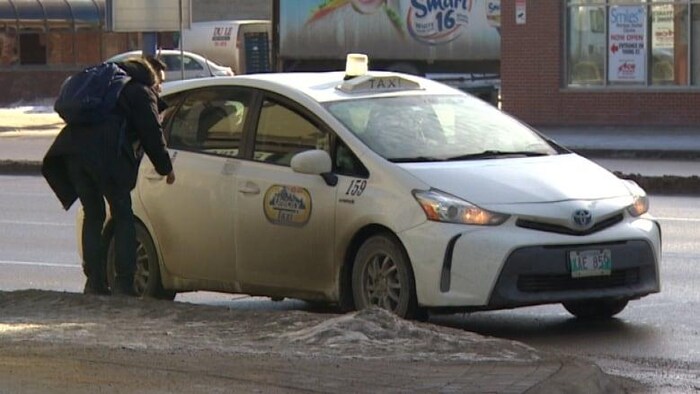Winnipeg lance un projet de paiement anticipé pour les taxis | Radio-Canada