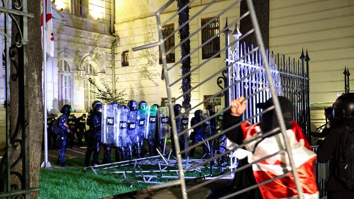 Les Géorgiens manifestent par dizaines de milliers le jour des ...