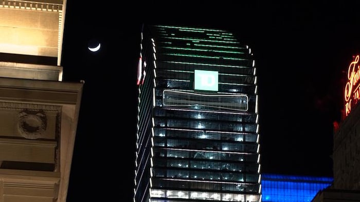 Un vert voyant et polarisant dans le ciel de la nuit à Toronto | Radio ...