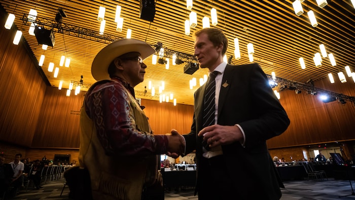 Qui veut la tête des chefs autochtones? | Radio-Canada