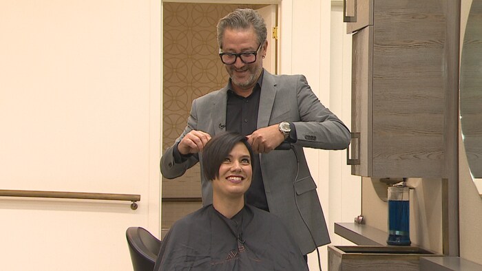Elle découvre que son coiffeur est aussi son demi-frère | Radio-Canada
