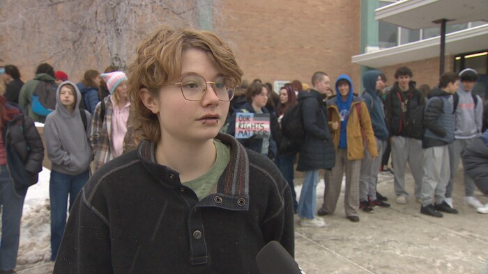 Des élèves albertains quittent leurs classes pour soutenir les jeunes ...