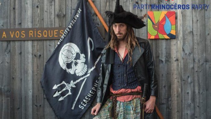 Un candidat du Parti rhinocéros accusé au criminel | Radio-Canada