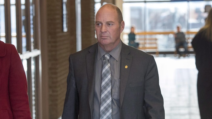 Le congédiement de Thomas Harding est annulé, mais il ne sera pas ...