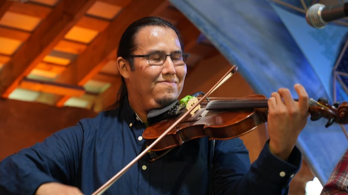Décès d’Angus Beaulieu, légende du violon aux Territoires du Nord-Ouest ...