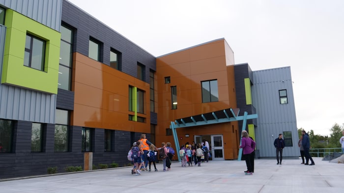 L’école primaire d’immersion Įtłʼǫ̀ ouvre ses portes à Yellowknife ...
