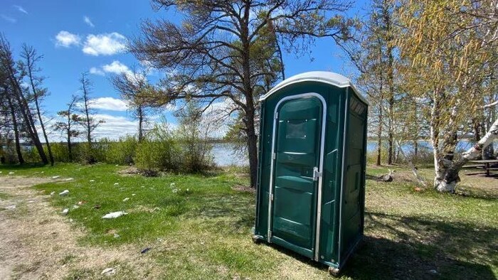 De nouvelles toilettes portatives installées le long de la route 6, de ...