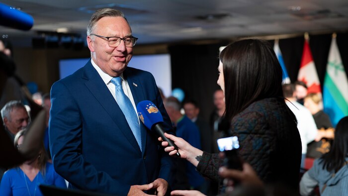 Porte à porte et messages ciblés, les clés de la victoire de Tony ...