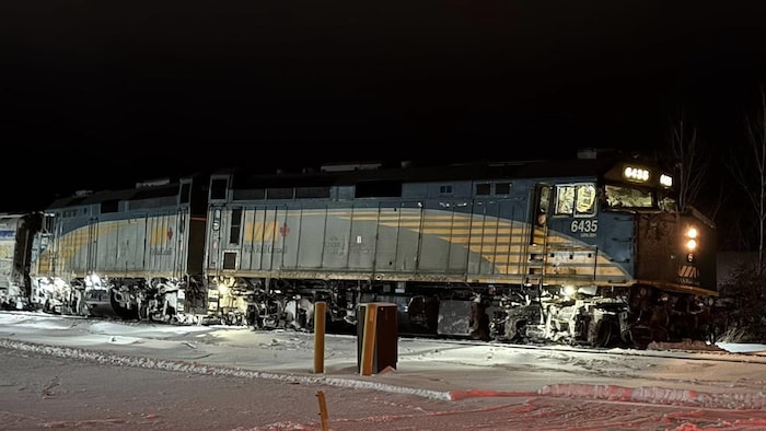 Un train de passagers percute deux remorques stationnées au Kamouraska ...