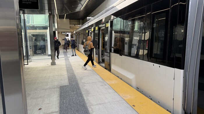 Train léger de Finch Ouest : le service a repris après une panne ...