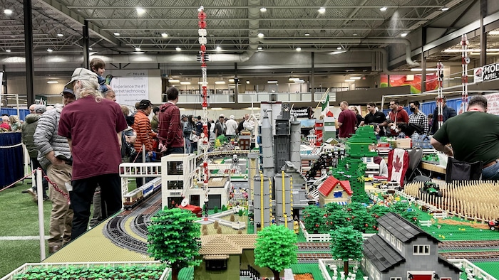 Un salon de trains miniatures installe ses voies ferrées au centre ...