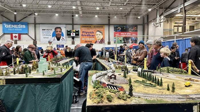 Un salon de trains miniatures installe ses voies ferrées au centre ...