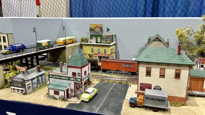 Un salon de trains miniatures installe ses voies ferrées au centre ...