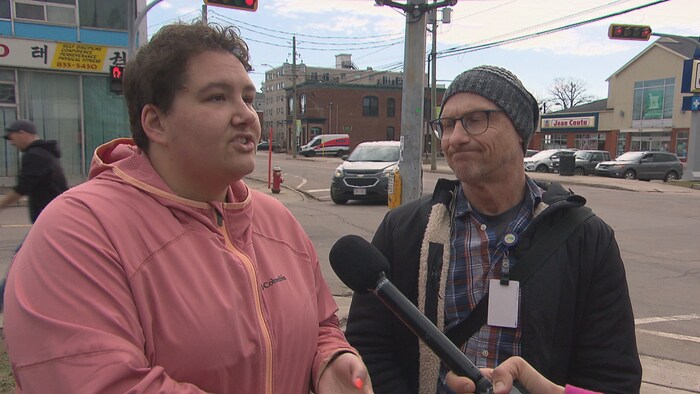 Des travailleurs sociaux aident les sans-abri sur la rue St. George à ...