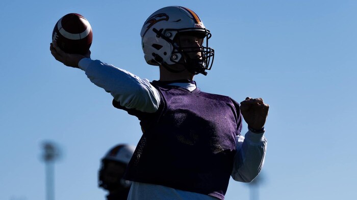 Coupe Vanier : un duel de quarts-arrières entre Rouge et Or et Golden ...