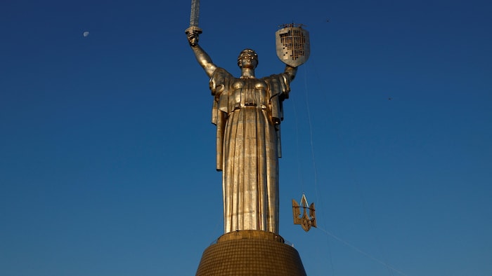 L’Ukraine remplace les armoiries soviétiques par un trident sur un ...