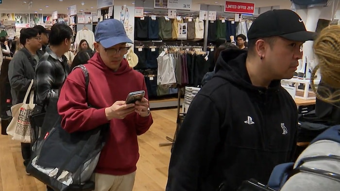 Plusieurs heures de queue avant l’ouverture du premier magasin Uniqlo à ...