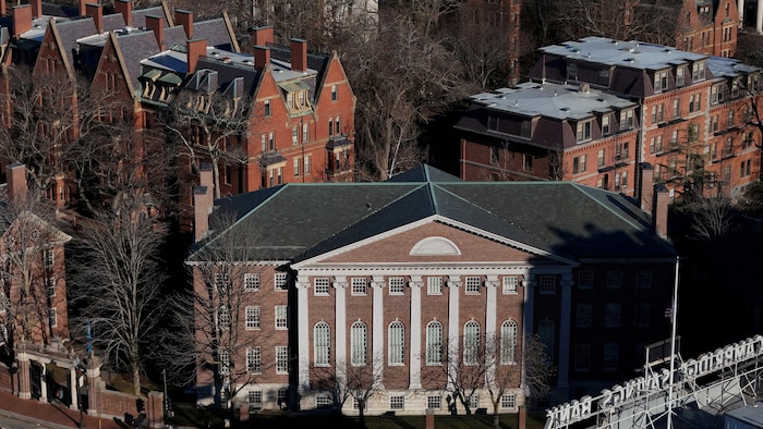 Donald Trump gèle 2,2 milliards $ de subventions à Harvard, qui a ...