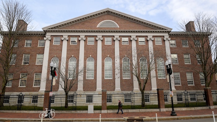 L’Université Harvard poursuit l’administration Trump | Radio-Canada