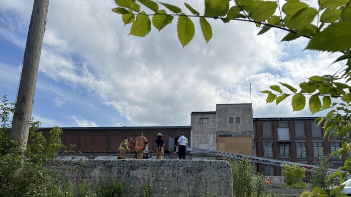 L’incendie a été maîtrisé à l’ancienne usine Difco de Magog | Radio-Canada