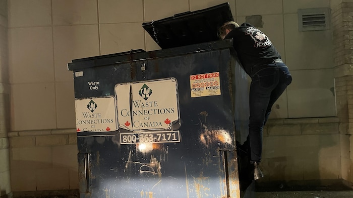 Une ex-militaire fait du glanage urbain pour aider les plus démunis ...