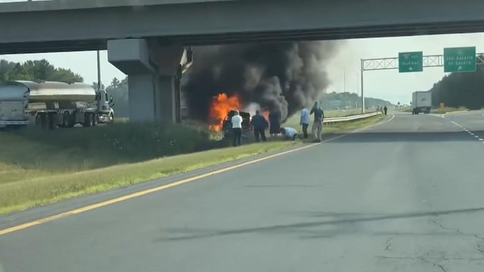 Une voiture en flammes sur l’autoroute 20 au Centre-du-Québec | Radio ...
