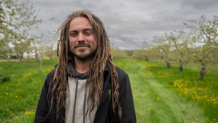 Promenade sous les fleurs de pommiers | Radio-Canada