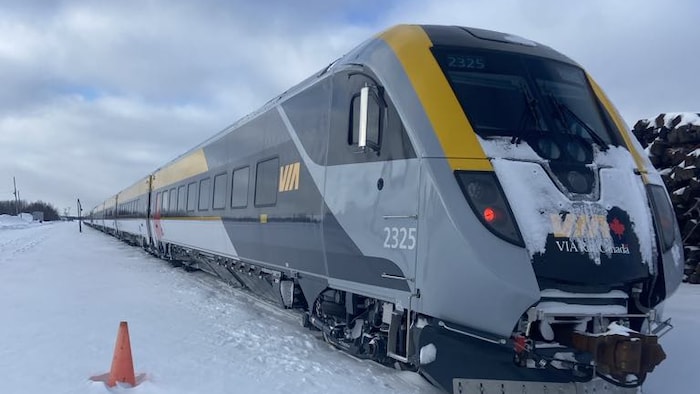 VIA Rail : des passagers du train Toronto-Ottawa passent la nuit à ...