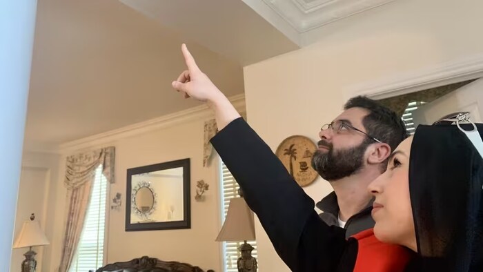 Visite à l’intérieur d’une des maisons endommagées par l’explosion à ...