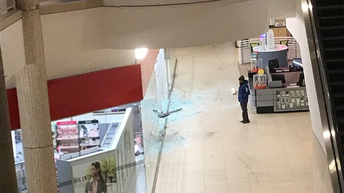 Un taxi volé finit sa course dans un centre commercial à Regina | Radio ...