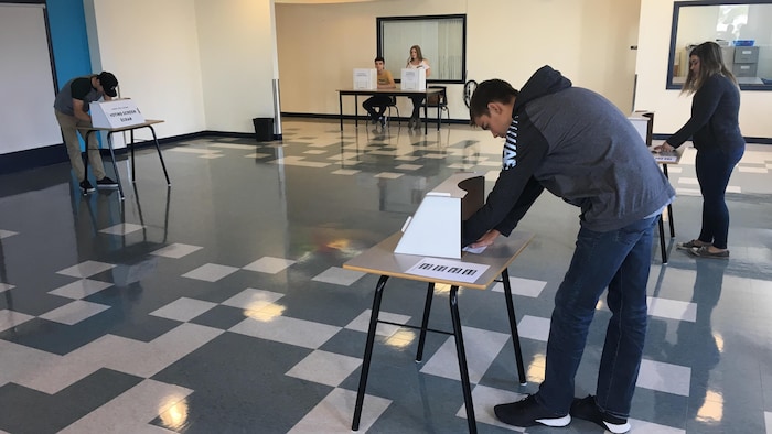 Les élèves au Nouveau-Brunswick votent lors d’une simulation des ...