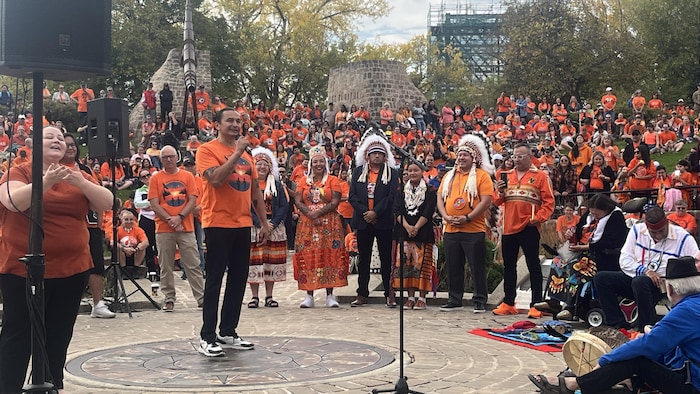 « Chaque enfant compte », insiste Wab Kinew à une foule portant des ...