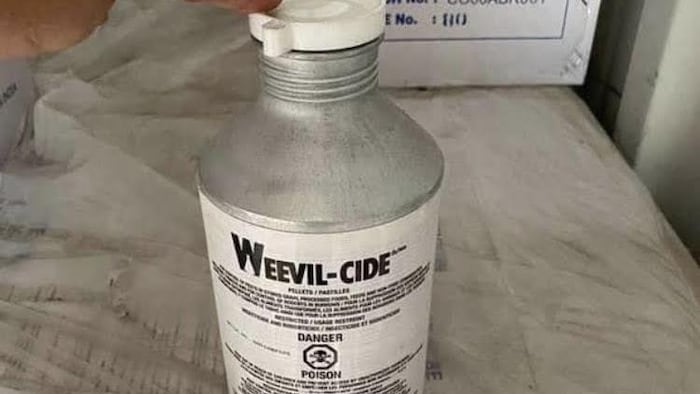 Des bouteilles d'un produit potentiellement dangereux dans le fleuve ...