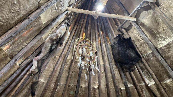 Dormir dans des wigwams traditionnels à Forillon | Radio-Canada