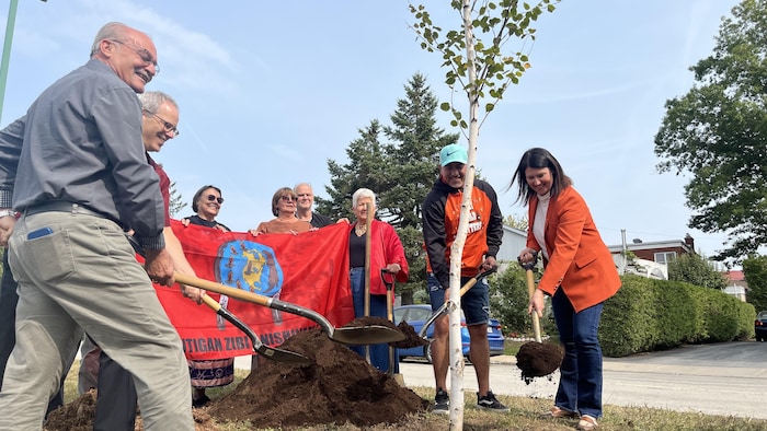 Inauguration de la rue Wìgwàs, qui remplace la rue Amherst à Gatineau ...