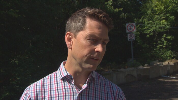 Photo « nu » à la caméra : le député Amos veut tourner la page | Radio ...