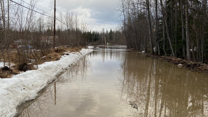 Crue des eaux : évacuation en cours près de Dawson | Radio-Canada
