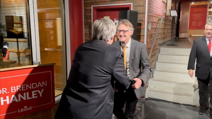 Le Dr Brendan Hanley confirmé vainqueur au Yukon | Radio-Canada