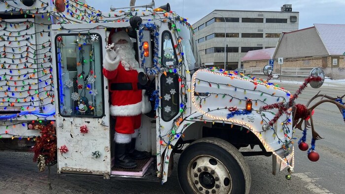 Un apprenti prend les rênes du Garbage Truck Santa, à Whitehorse ...